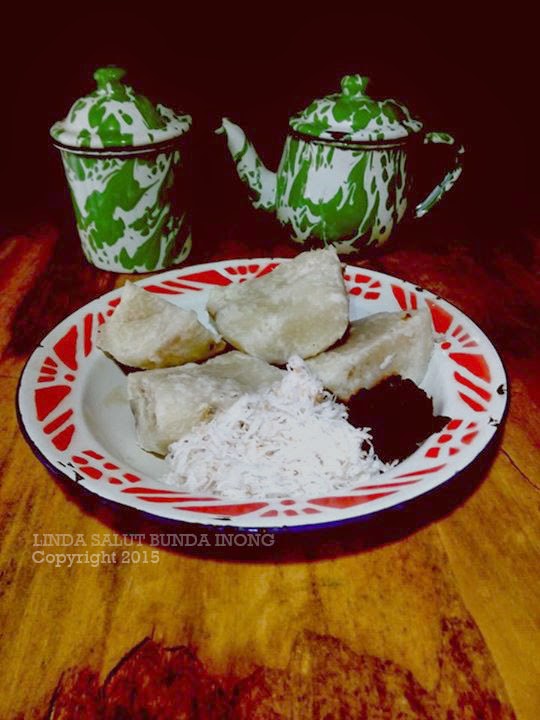 DAPUR BUNDA INONG: Talas atau Keladi Rebus Kelapa Parut Gula Aren