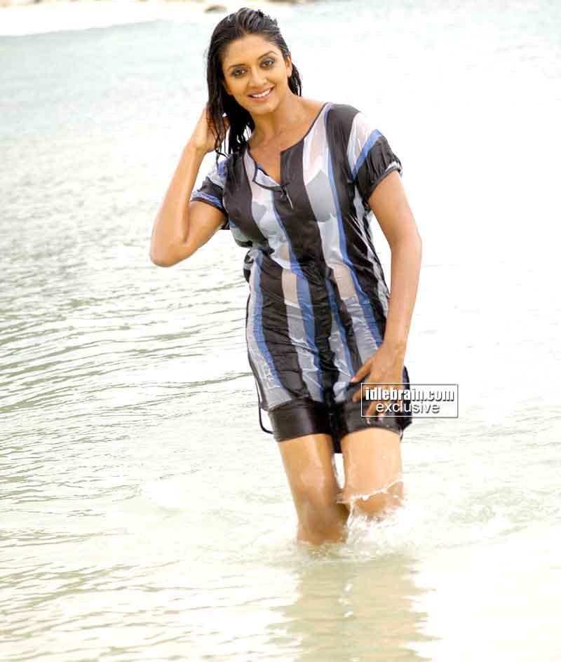 Hot Vimala Raman in Black bikini ,Vimala Raman Cleavage, Vimala Raman ...