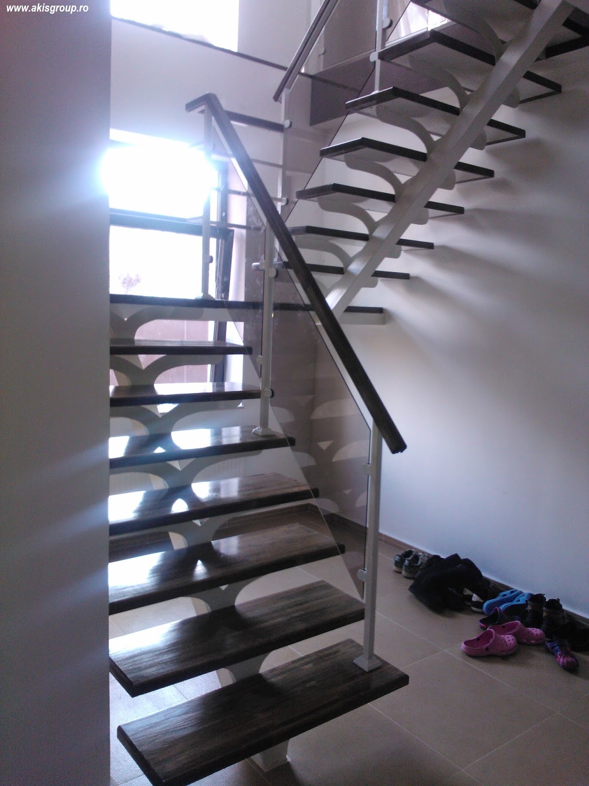 scari interior: Scari metalice cu trepte din lemn masiv