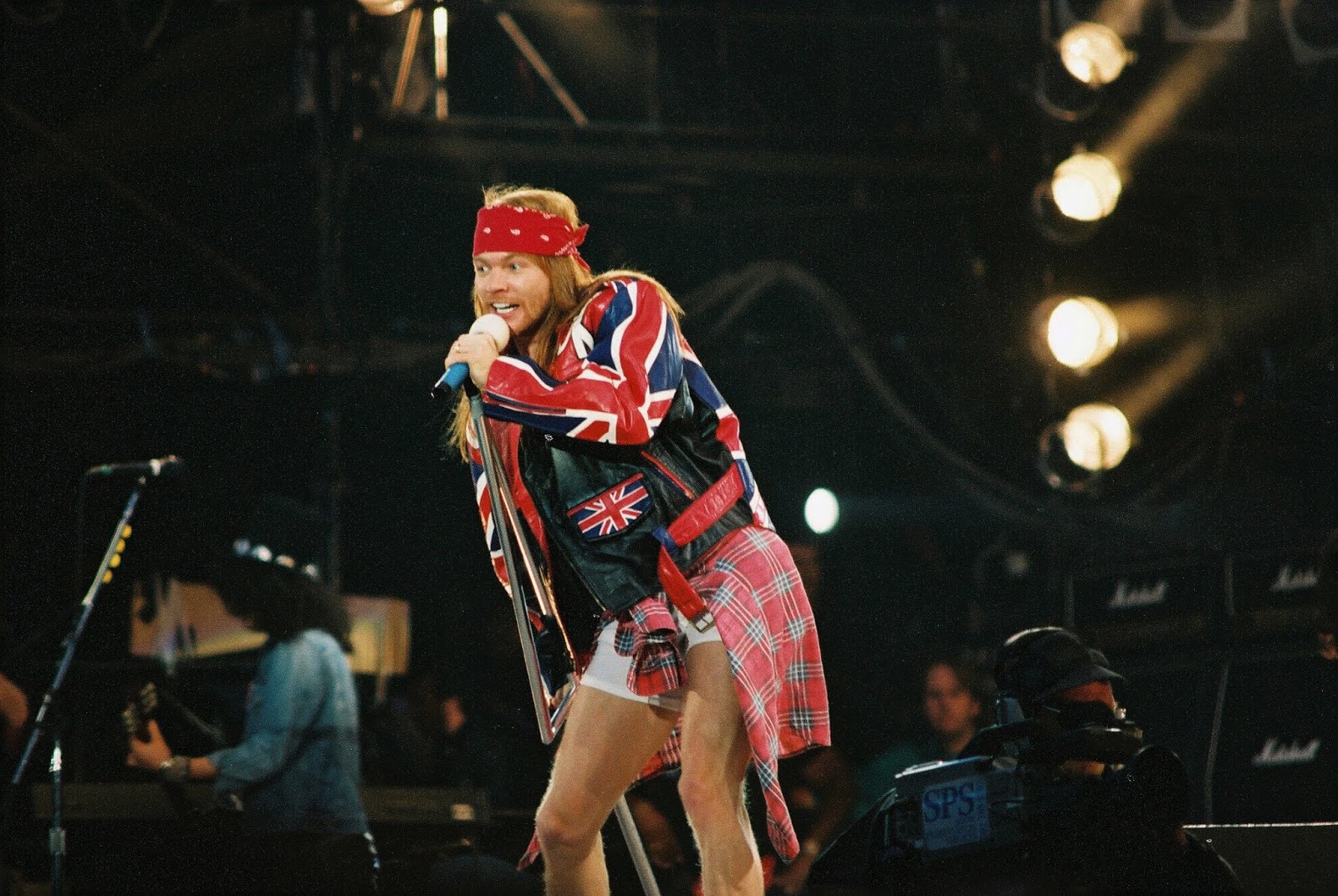 O início da briga entre Axl Rose e Kurt Cobain O início da briga entre Axl Rose e Kurt Cobain