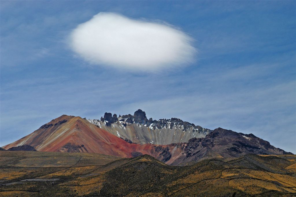 CONOCIENDO LA HISTORIA PERUANA Y MUNDIAL: EL VOLCAN TUNUPA EN EL ALTIPLANO