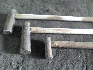 Pemukul besi dalam pande besi