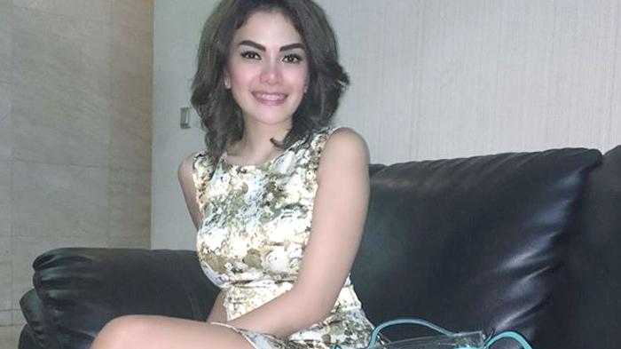 Kaki Disilangkan Ada Tato Ngintip dari Balik Rok Mini Nikita Mirzani ...