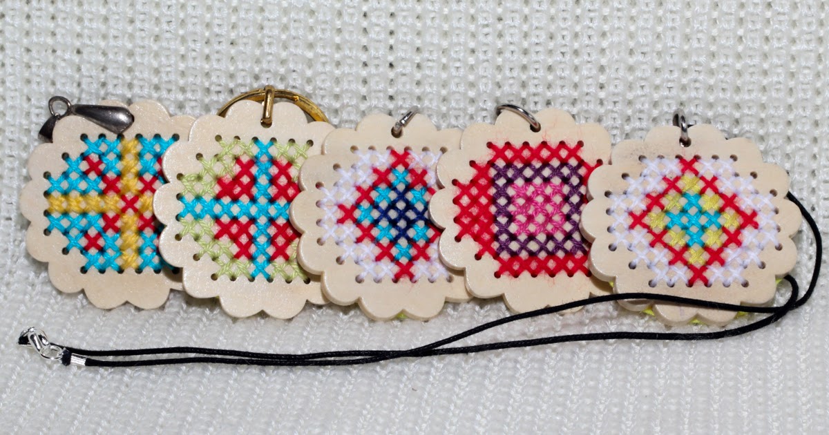 Medalioane sau brelocuri din lemn,sub forma de floare cusute manual cu ...