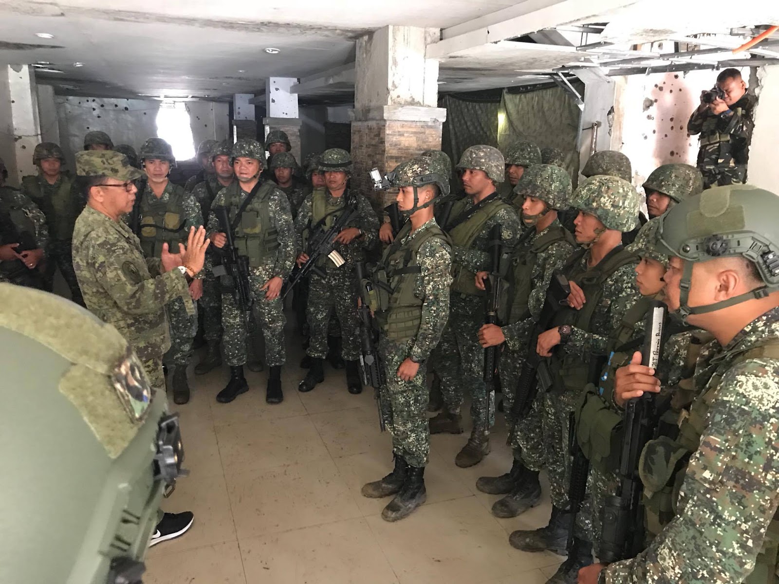 MINDANAO PAGADIAN FRONTLINE: WestMincom Chief visits Marine troops in ...
