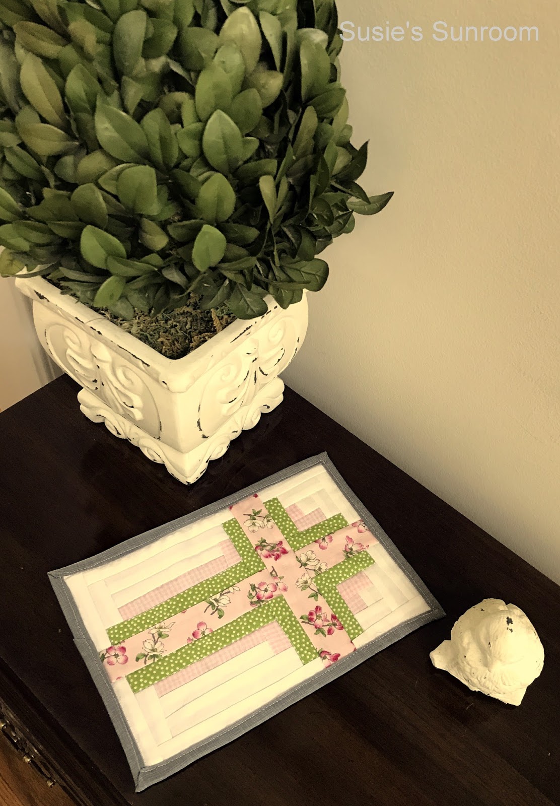 Susie's Sunroom: A Log Cabin Cross Mug Rug