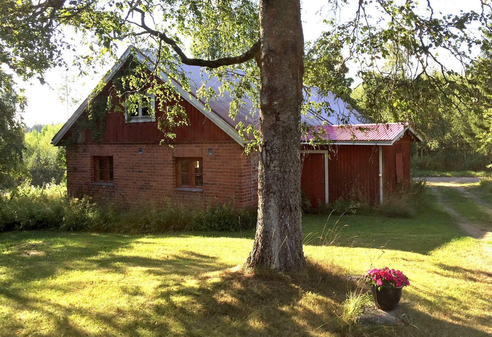 Myydään: talo maalta: Navetta