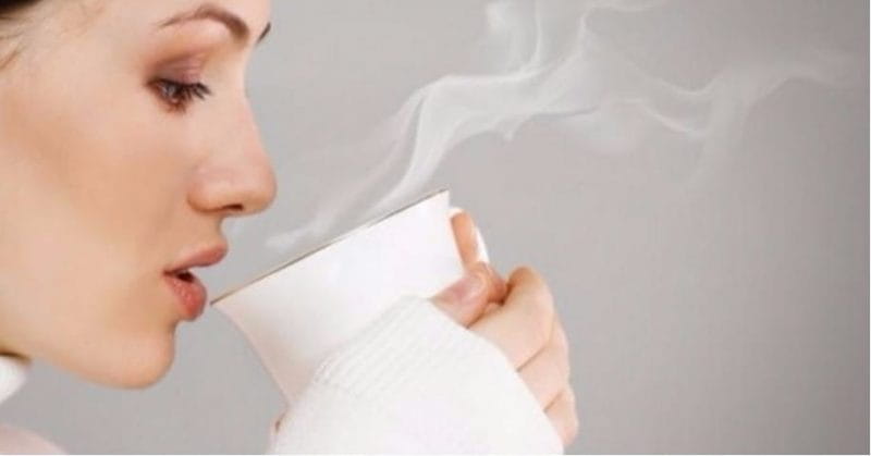 Nove Vantaggi del Bere Acqua Calda che Nessuno ti ha Detto. | RiccaMente