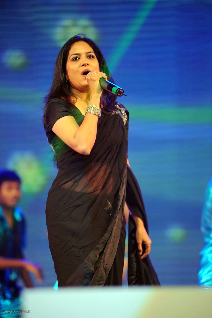 Singer Sunitha In Black N Black Saree looking Hot -Wallpapers celebritiewalls