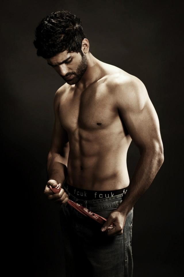 Hot Body Shirtless Indian Bollywood Model And Actor Taaha Shah