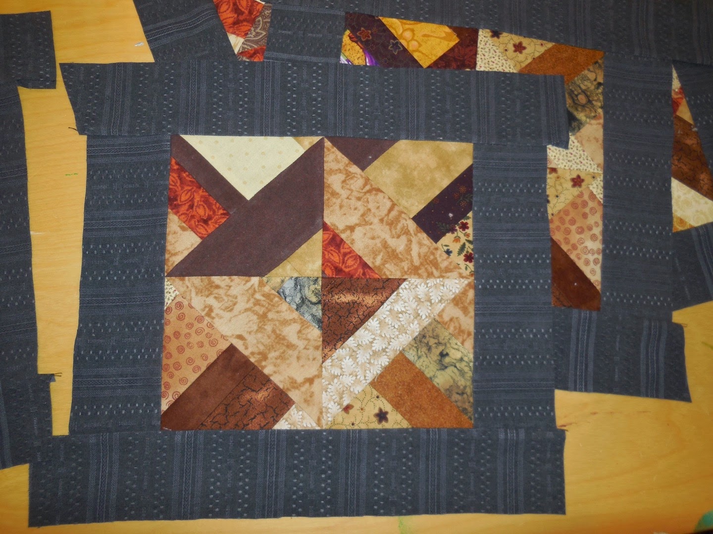 QUILTERS...ENJOY COLOUR! : Setting Odd Blocks with 2 1/2" Strips