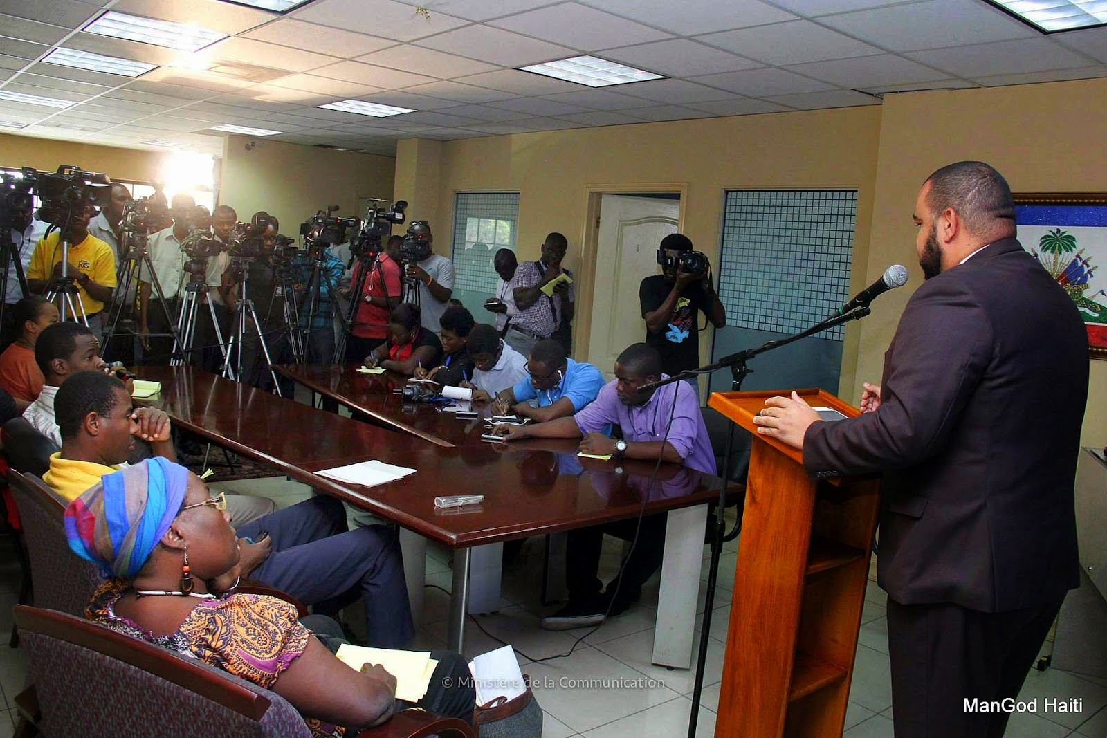 Ministère de la Communication-Conférence Hebdo. du 23 mars le DG de l ...