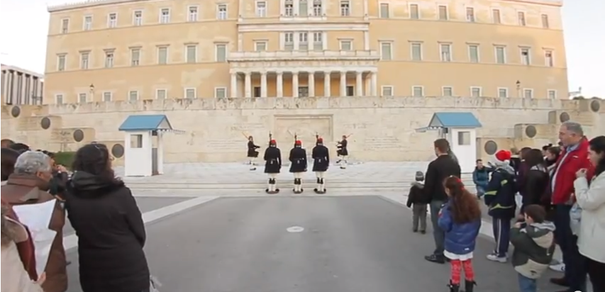 ΣΥΓΚΛΟΝΙΣΤΙΚΟ ΒΙΝΤΕΟ! ΔΕΚΑΔΕΣ ΝΕΟΙ ΨΑΛΛΟΥΝ ΤΑ ΧΡΙΣΤΟΥΓΕΝΝΙΑΤΙΚΑ ΚΑΛΑΝΤΑ ...