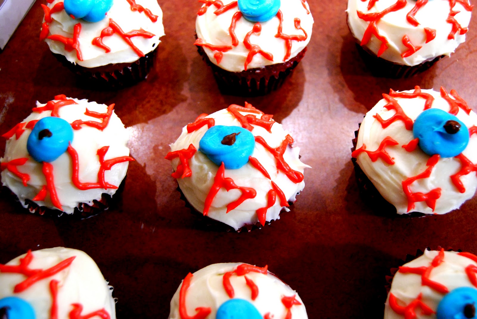 spatula: Happy Halloween! Eyeball Cupcakes
