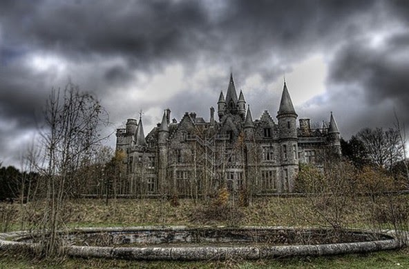 THE SEDENTARY TRAVELLER: Creepy Castles