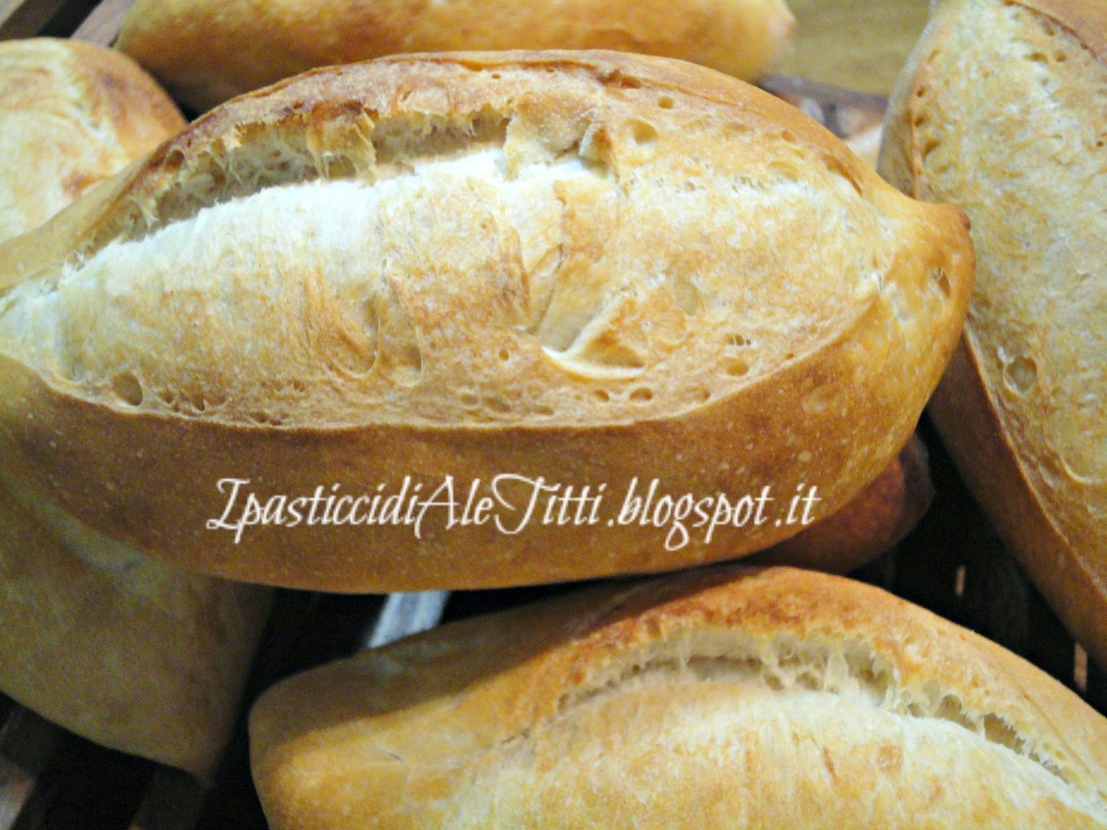E' un pane di piccolo taglio, intorno ai 100 g, buonissimo e gustoso,