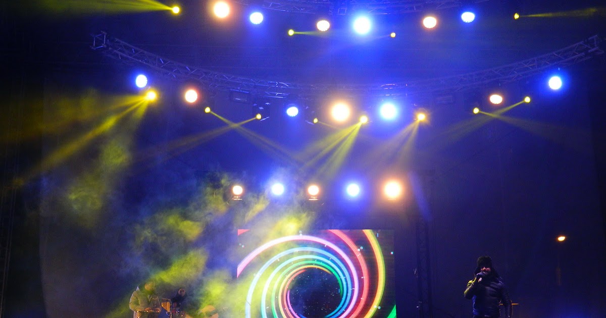 LA MULTI ANI, ROMANIA!: Pepe cantand in parcul Sebastian