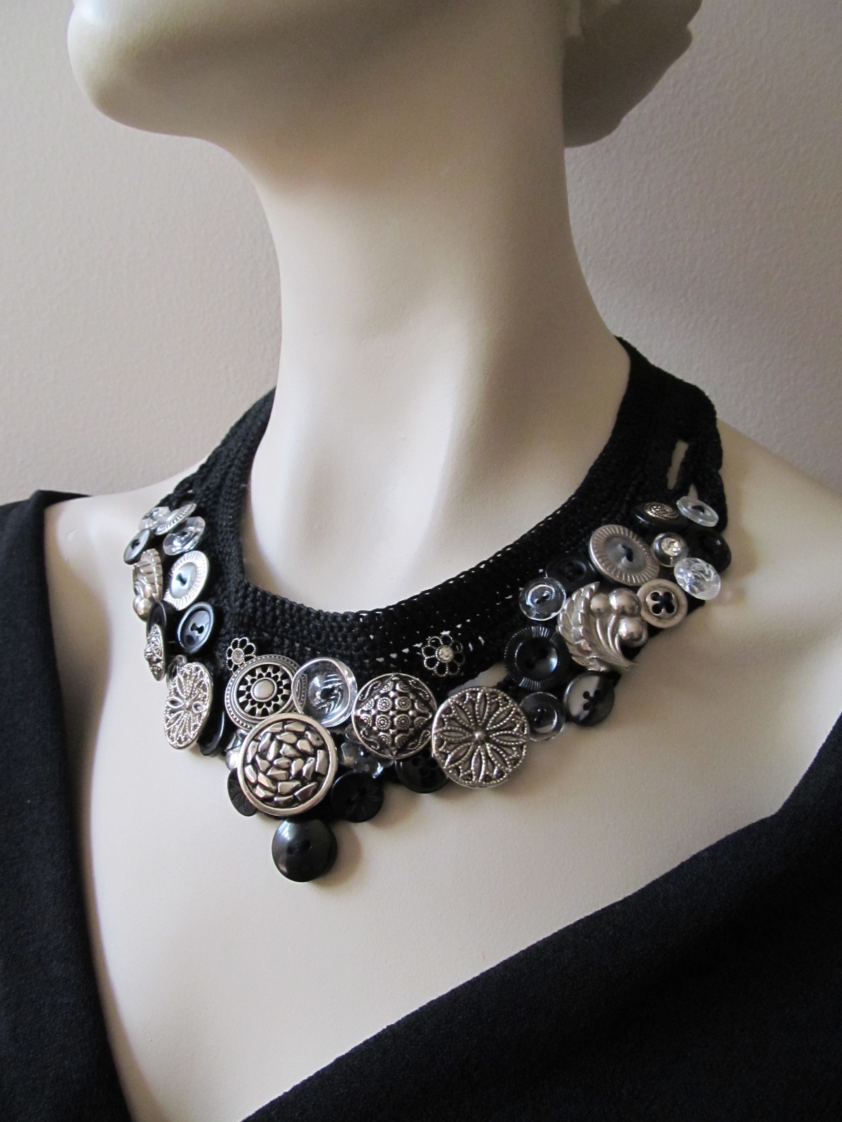 cookiecrumbs: handmade vintage button necklaces by ione