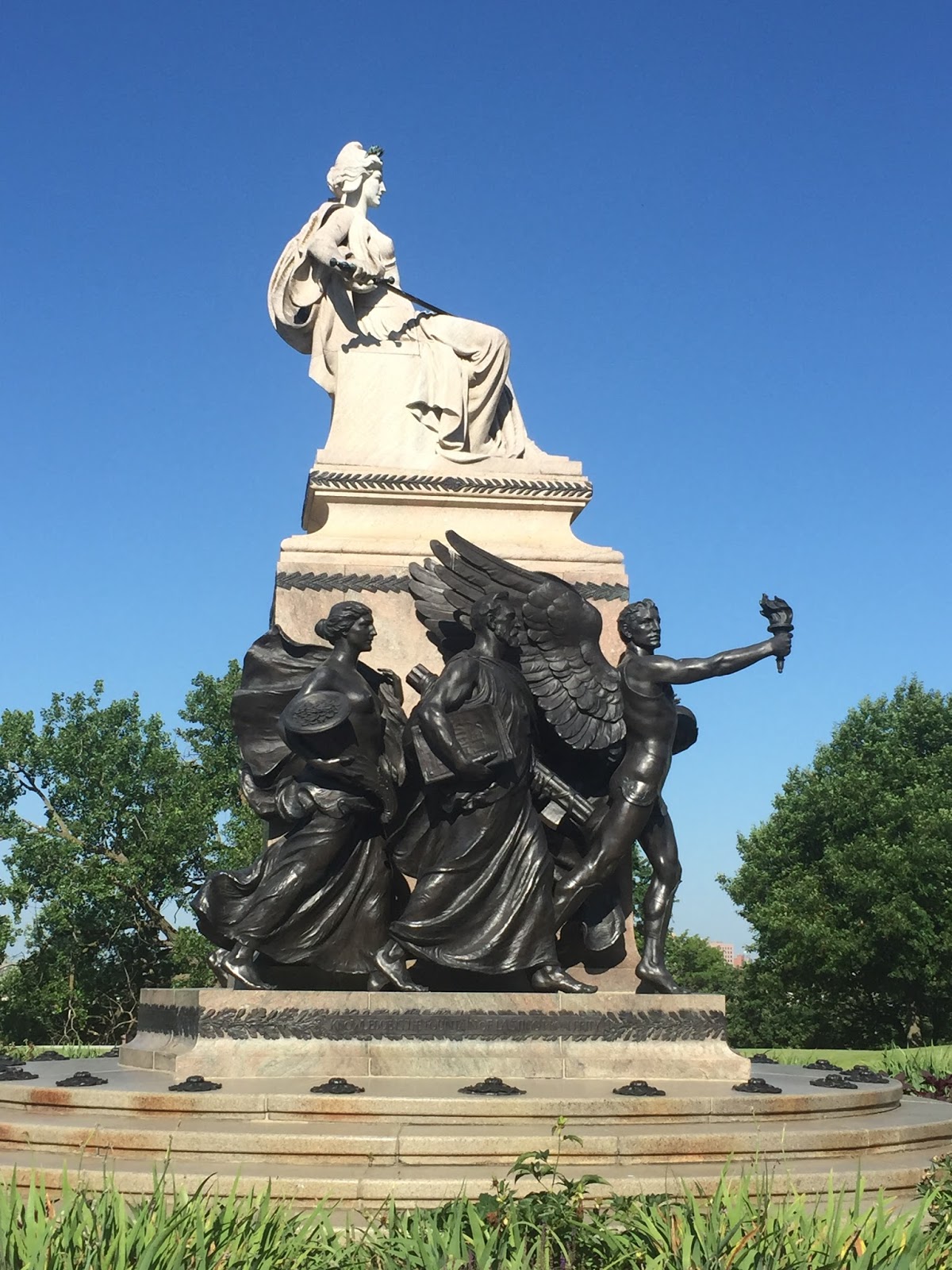 Souvenir Chronicles: DES MOINES, IOWA: STATE CAPITOL BUILDING GROUNDS