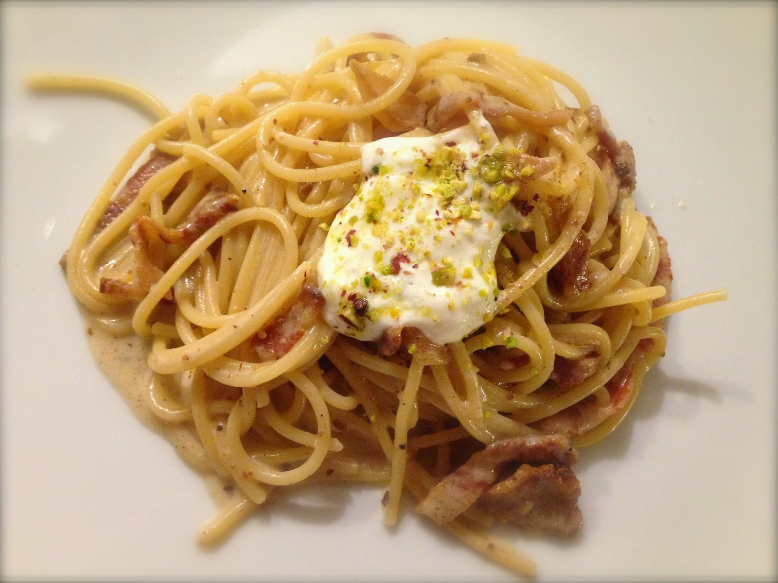 Fidanzati in padella: Spaghetti guanciale, stracciatella e pistacchio
