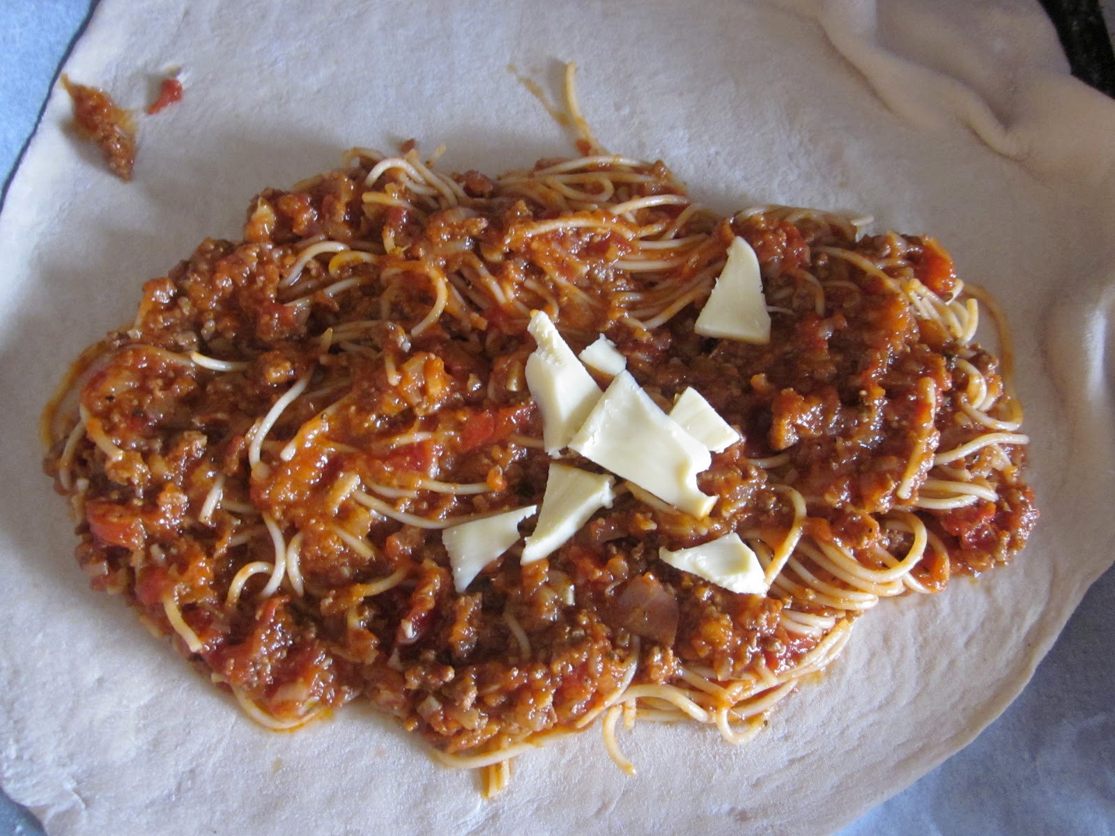 Trines Oppskrifter: Innbakt spagettipizza