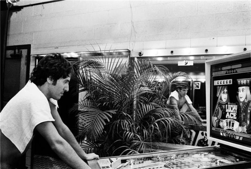 20 Candid Vintage Photographs of Rock Stars Playing Pinball ~ Vintage ...