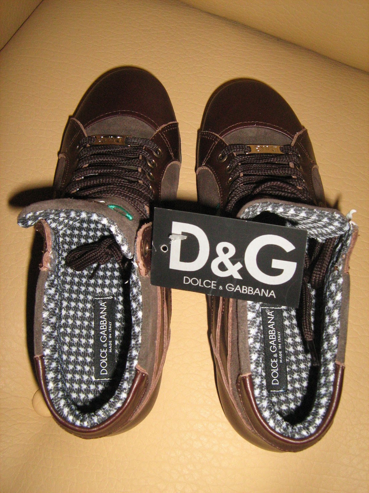 Sapatilhas de várias marcas conhecidas. Preços: 30 e 35 € (exceto ...