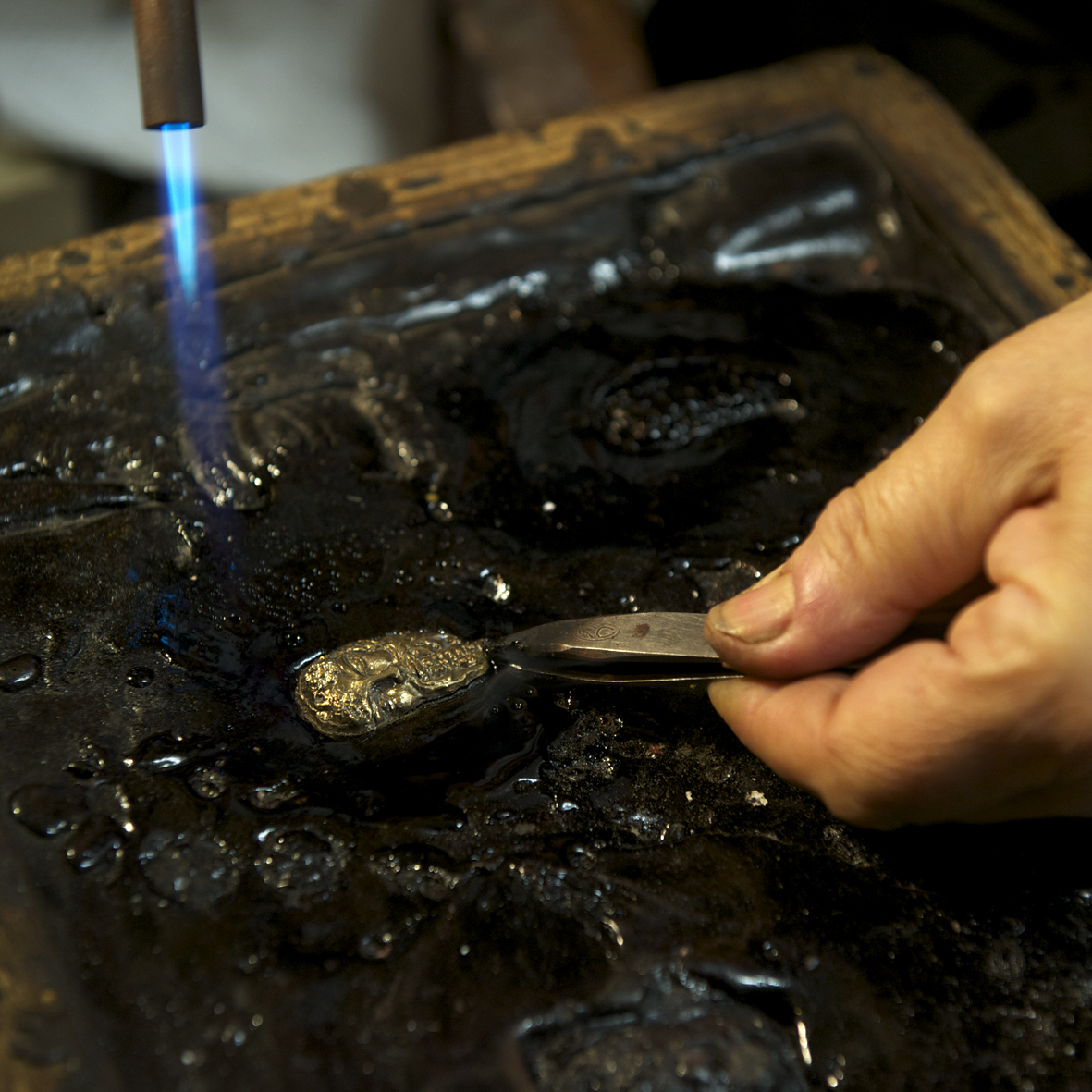 come nascono i gioielli tra racconti e reportage ...: Il cesello ...