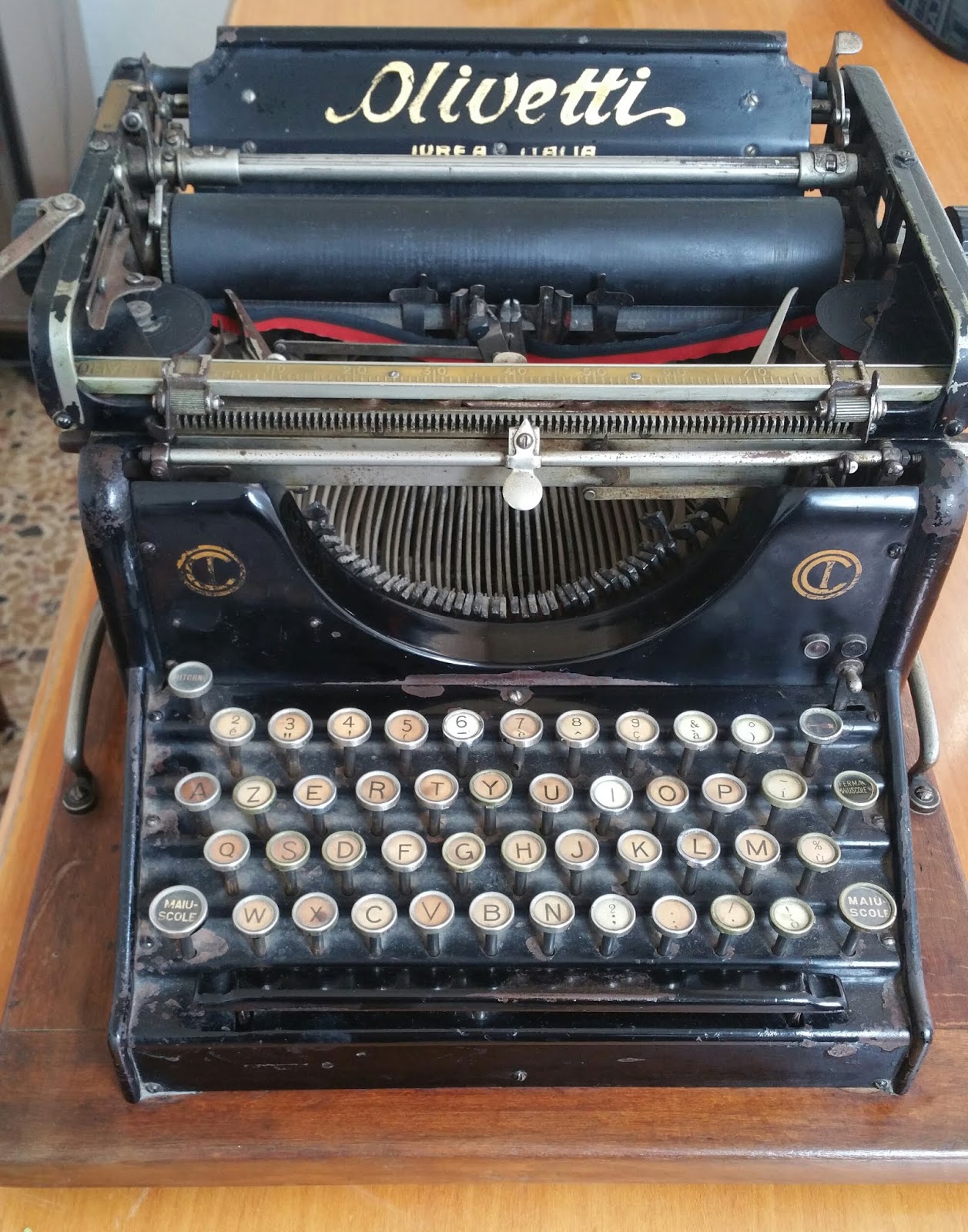 Typewriter - La Macchina per Scrivere: Olivetti M1