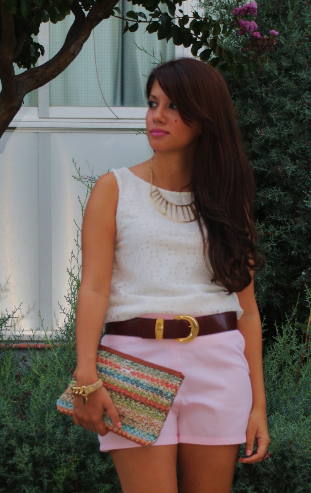 Entre Lazos y Vestidos: Pink shorts & white
