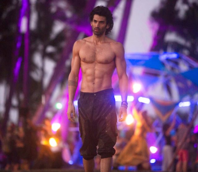 Shirtless Bollywood Men: Aditya Roy Kapur in Malang is body goals.