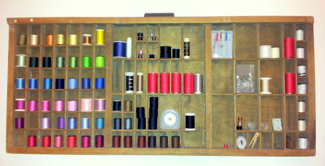 Charlie Makes...: Printer's tray cotton reel display