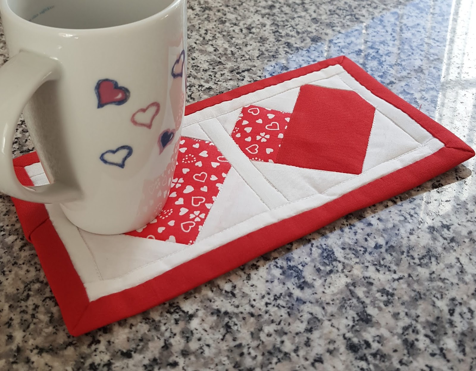 Valentine's day mug rug | All about patchwork and quilting
