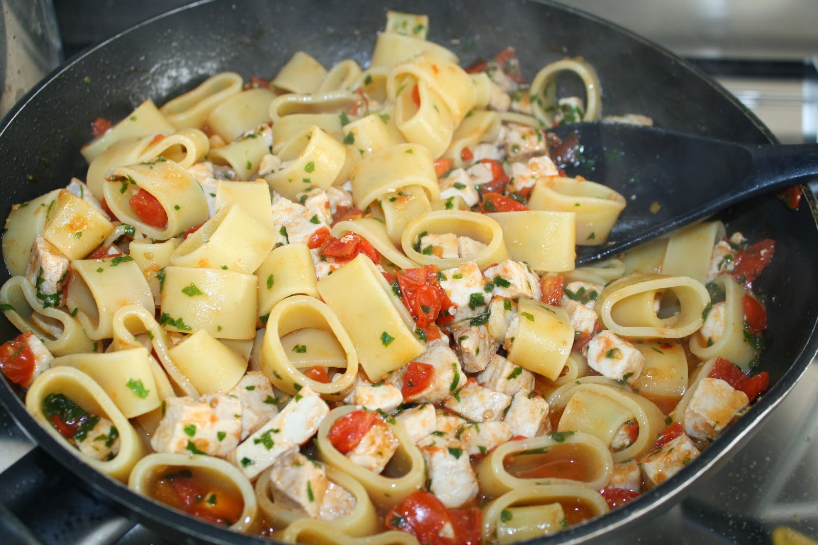 La Cuciniera Moderna: Ricette facili: pasta con pesce spada e pomodorini