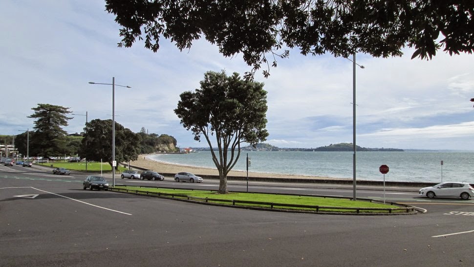 Tamaki Drive - Circuler en bord de mer vers l'Est