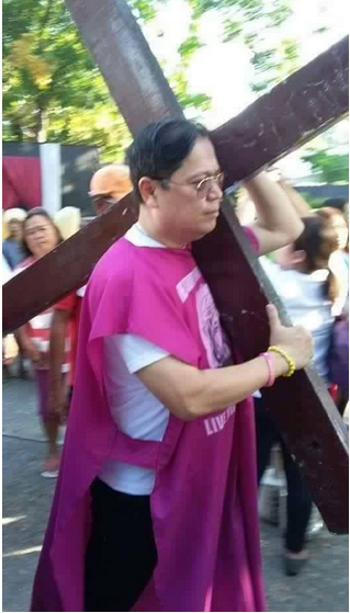 IloIlo Mayor Patrick Mabilog photo carrying a cross is making a buzz ...