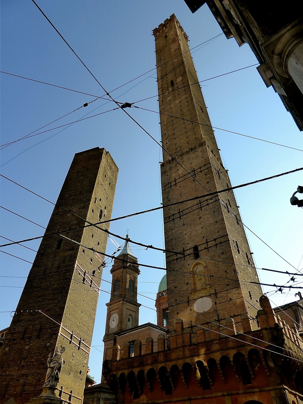 Facciamo un giro in centro?: LE DUE TORRI: ASINELLI E GARISENDA