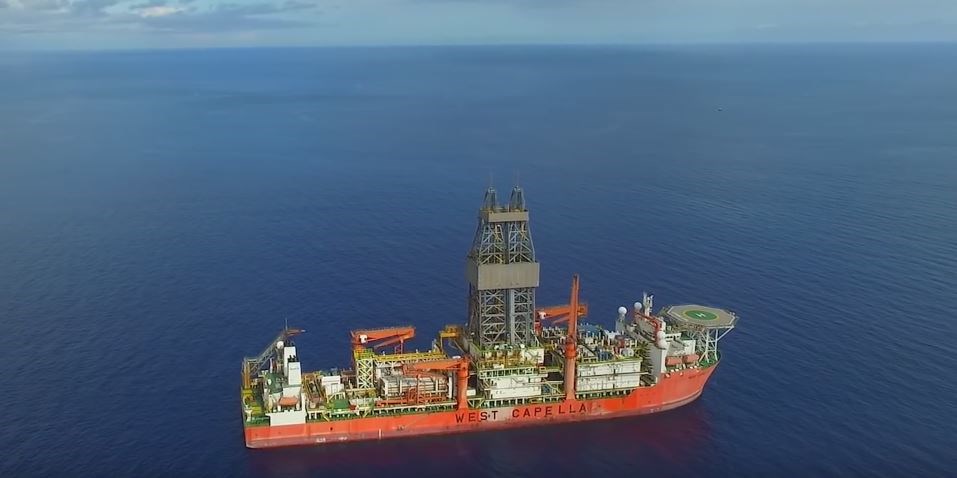 Το πλοίο-γεωτρύπανο (Drillship) West Capella, το οποίο ξεκινά έρευνες ...