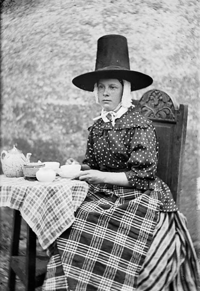 The Tall Stovepipe-Style Hat: An Indispensable Part of Welsh Women in ...