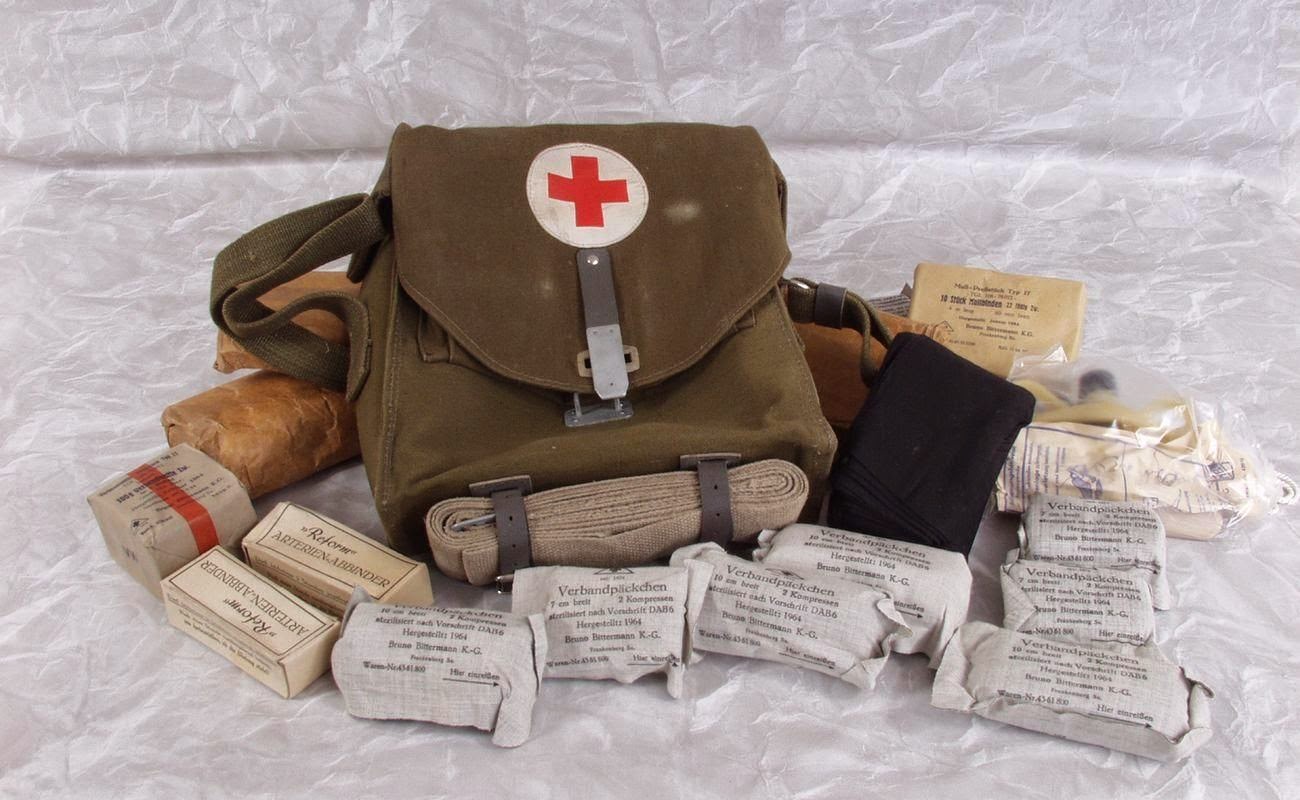 Webbingbabel: East German Army NVA Medic First Aid Kit Bag 1960s