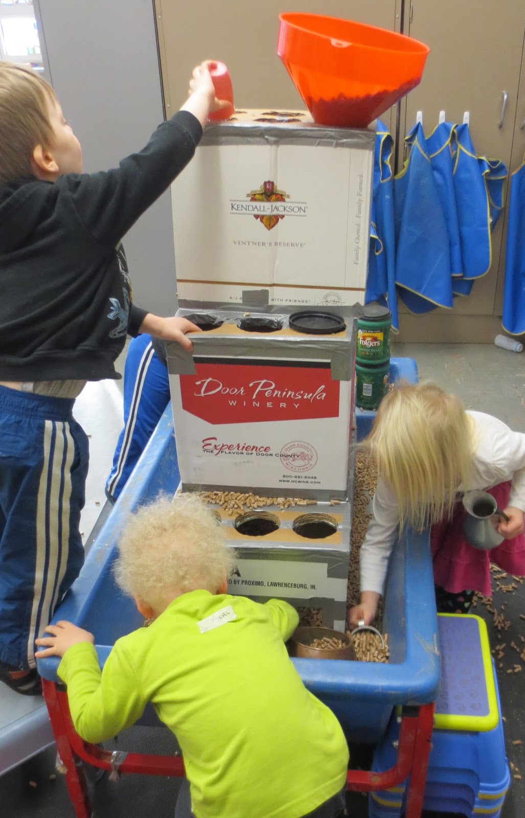 SAND AND WATER TABLES: Box tower as balancing apparatus
