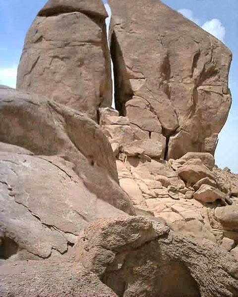 Real Discoveries Blogger.: Discovered The Split Rock as told in Exodus ...