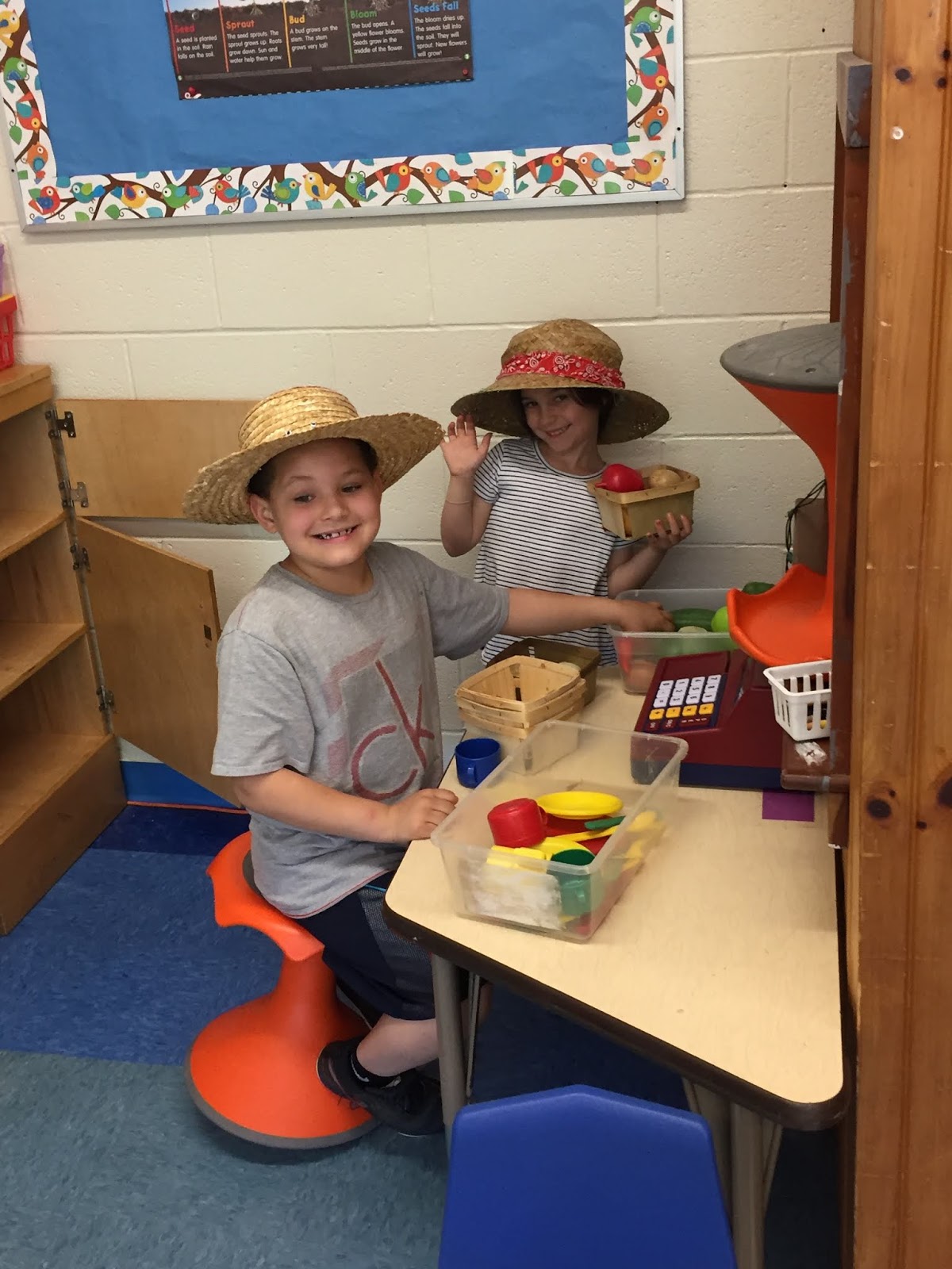 Ellen's Kindergarten: Working in the Kindergarten Farm Stand