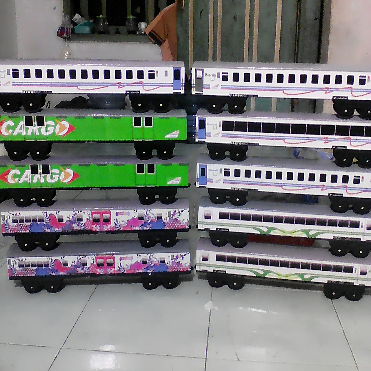 MINIATUR KERETA API MAINAN KAYU