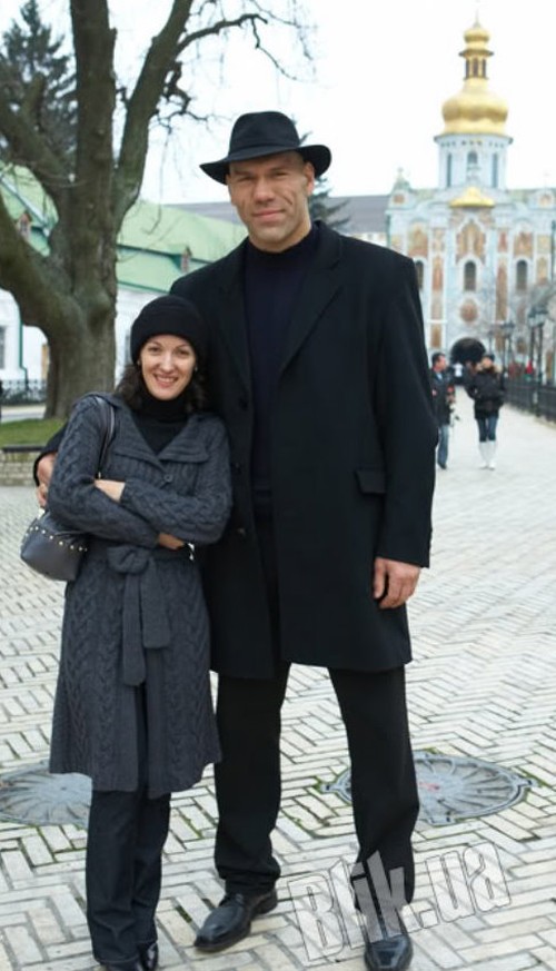 choosing wallpaper: Nikolai Valuev and His Tiny Wife