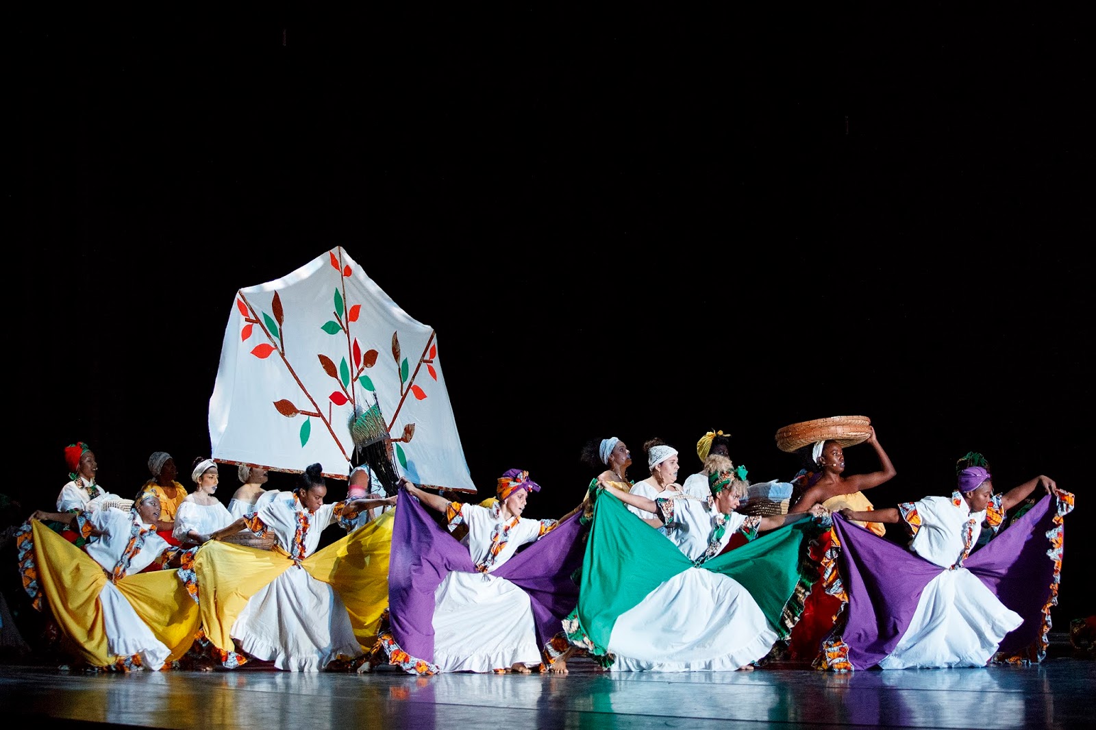 Like magic the Obeah dancers made 3,000 clap like crazy!