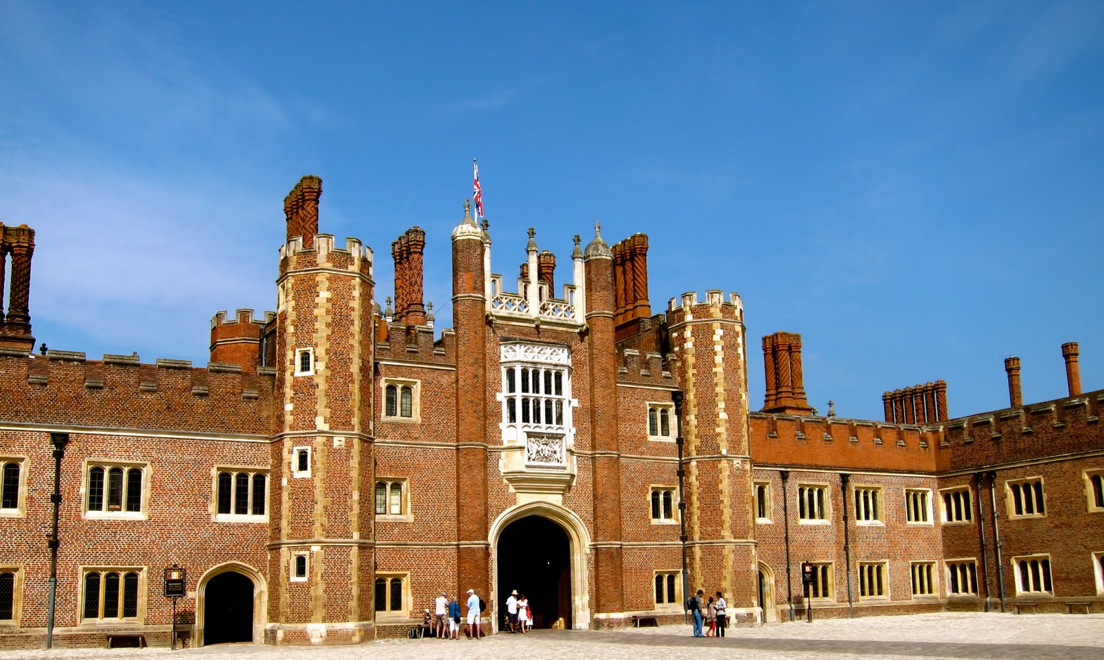 Bits and Bobs: Hampton Court - the quaint little home of Henry VIII.