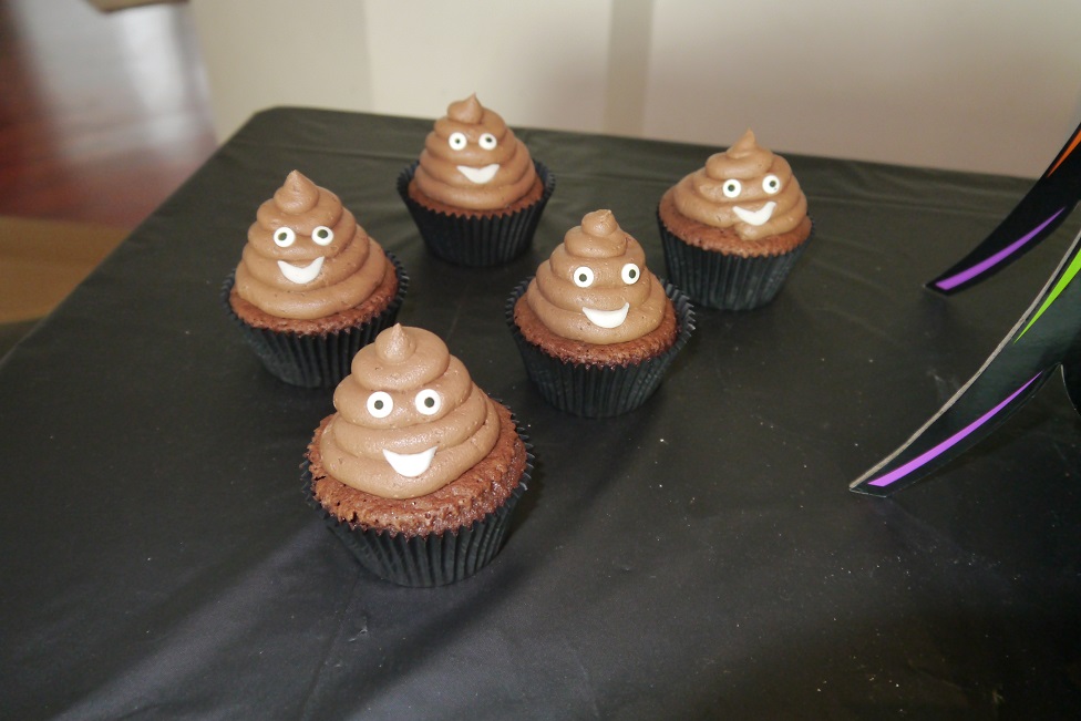 Veriset silmät ja emoji kakka kuppikakut (video)