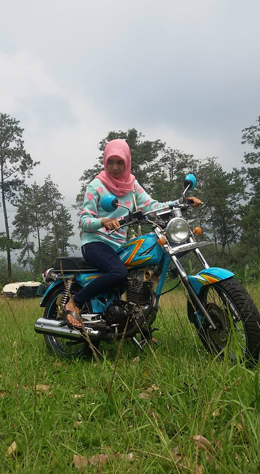 Foto - Foto Cewek Cantik Dengan Motor CB Modifikasinya