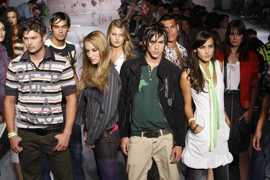LA INFLUENCIA DE LA MODA EN LOS JOVENES: MODA JUVENIL